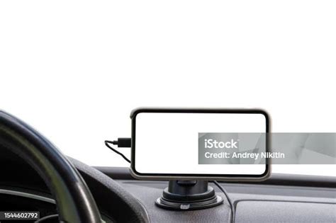 빈 흰색 앞유리를 배경으로 자동차 대시보드에 빈 흰색 화면이 있는 홀더에 있는 스마트폰 여행 테마 내비게이션 앱용 템플릿입니다 0명에 대한 스톡 사진 및 기타 이미지