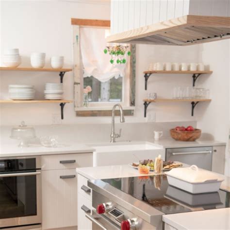 Pamela Andersons Ladysmith Home Tour Home Network