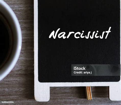 손으로 쓴 글씨가 있는 칠판 Narcissist는 극단적인 자기 개입 거대하거나 부풀려진 자아 의식을 가지고 다른 사람이나 자신의 감정을 무시하는 사람들을 말합니다 커플에