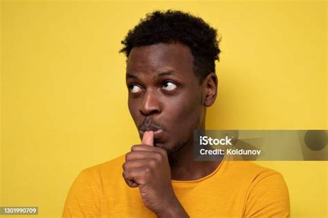 손가락으로 손가락을 가진 사람 빨기 엄지 손가락 또는 물어 뜯는 손톱 에 스트레스 심각한에 대한 스톡 사진 및 기타 이미지 심각한 남자 불확실성 Istock