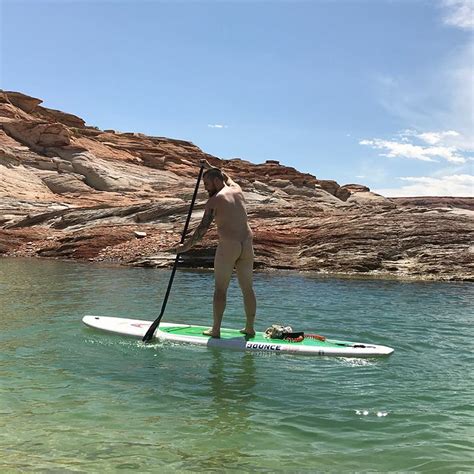 Paddleboardnaked