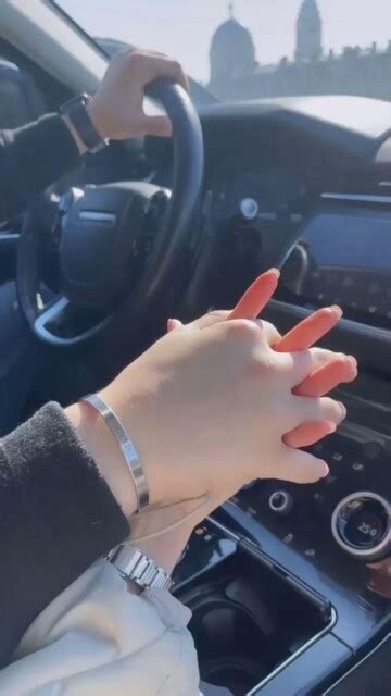 صور بنت ماسكة ايد حبيبها خلفيات رومانسية ماسكين يدين بعض إمبراطورية