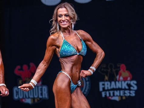 A Woman Switched From A Desk Job To Bodybuilding In Her Mid 40s With 4