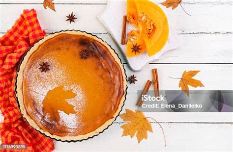 계피와 육두구 호박 씨앗과 흰색 나무 테이블에 단풍을 가진 미국 수제 호박 파이 추수 감사절 음식입니다 맨 위 보기 플랫 레이 11월에 대한 스톡 사진 및 기타 이미지