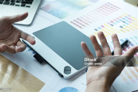 컴퓨터와 색상 견본 작업 젊은 그래픽 디자이너 현대 사무실에서 스타일러스 펜과 디지털 태블릿을 사용 하 여 창조적인 사람 작업 도구와 샘플 컬러 카탈로그를 사용 하 여