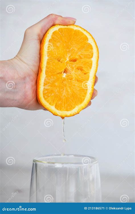 Hand Squeeze Orange and Juice Drop Down Stock Image - Image of finger, juice: 213186571