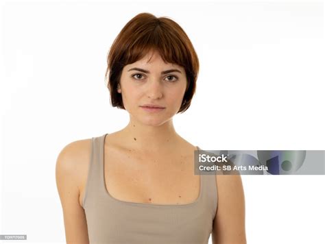 심각 하 고 우려 걱정 하 고 혐오 젊은 슬픈 여자의 초상화를 닫습니다 선미 모양으로 카메라를 응시 흰색 복사 공간 불행 한 감정과 표현의 개념 사진 이미지에 대한 스톡