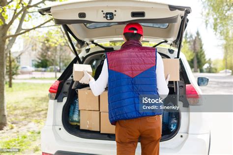 배달 남자 들고 종이 봉투 와 음식 근처 음식 배달 남자 보호 마스크 가방에 대한 스톡 사진 및 기타 이미지 가방 남자 도시 Istock