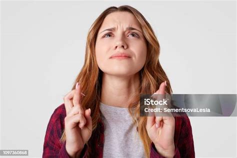 여자 교차 손가락 행운에 대 한 구걸 슬픈 표정 위쪽으로 집중 흰색 배경 위에 절연 신 도움에 믿고 실내 서 제발 도와주세요 운 개념 기도하기에 대한 스톡 사진 및 기타