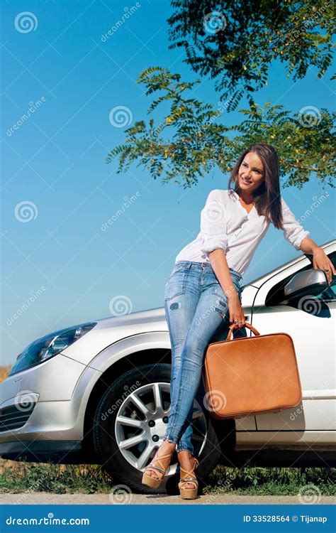 Красивая женщина с чемоданом Стоковое Фото изображение насчитывающей ослабьте представлять