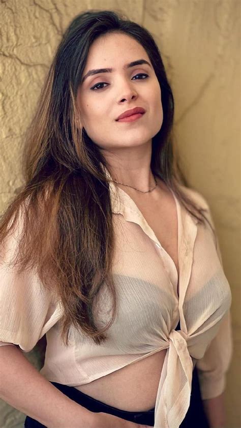 Simran Dhanwani 🤤 Rinstacelebsfap