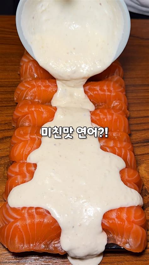 먹초딩 날마다 신선한 재료로 만드는 사시미와 거대한 크기를 자랑하는 연어 ⠀ 초밥을 먹을 수 있는 곳이죸ㅋㅋ입에서 살살 녹는 식감이 미쳤고 신선한 맛은 물론이고 밥의