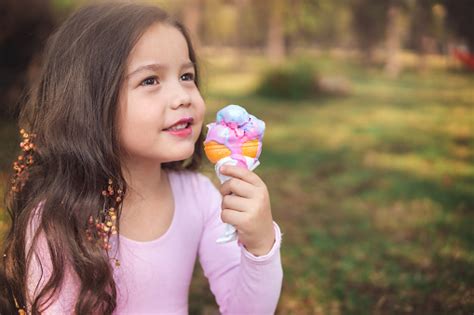 귀여운 금발의 곱슬머리 소녀가 공원에서 멋진 아이스크림을 먹고 아이들의 날을 생각하고 공간을 복사한다 4 5세에 대한 스톡 사진 및 기타 이미지 Istock