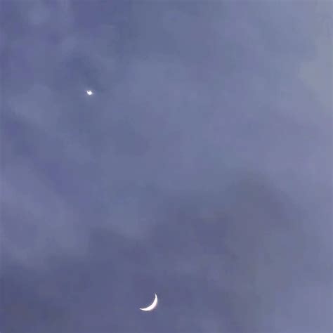 준석 흔적 눈이 덮어도 지워지지 않는 것 그리움은 항상 그 자리에 있다 녹아내릴수록 선명해지는 이름 침묵 속에 네가 있다 Facebook