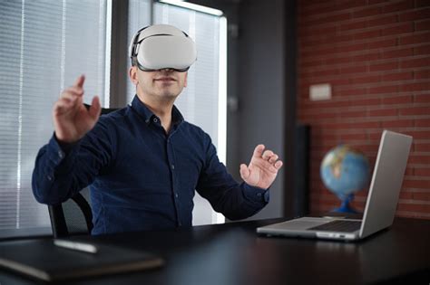사무실에서 가상 현실 헤드셋을 통해 먼 비즈니스 회의를 갖는 사업가 메타버스 개념 가상현실에 대한 스톡 사진 및 기타 이미지 가상현실 가상현실 시뮬레이터 경영자