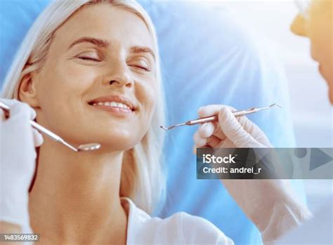 치과에서 치과의사가 검사한 웃는 금발의 여자 의학 개념의 건강한 치아 25 29세에 대한 스톡 사진 및 기타 이미지 25 29세 건강 진단 건강관리와 의술 Istock