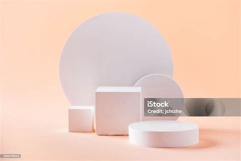 베이지 색 배경에 제품 디스플레이를위한 흰색 기하학적 모양 연단 모노크롬 스테이지 최소한의 스타일로 제품 프로모션을 위해 서 있습니다 디자인공간을 복사합니다 배너 0명에