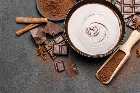 초콜릿 크림 또는 녹은 초콜릿과 초콜릿 어두운 콘크리트 배경에 고립의 조각 세라믹 그릇 0명에 대한 스톡 사진 및 기타 이미지 0명 녹기 달콤한 음식 Istock