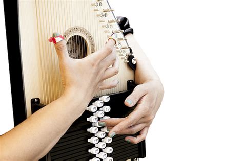 유토이미지 기타를 배우고 있는 손