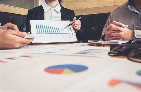 회의 및 인사 비즈니스 팀 동료 금융 데이터와 함께 작업 분석을 논의 하 고 마케팅 팀 회의 얘기 브레인스토밍 통신 개념에서에서 성장 보고서 그래프 토론에 대한 스톡 사진