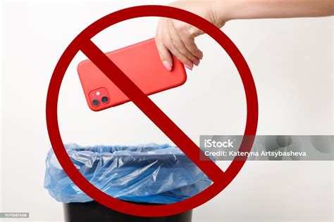 전자 폐기물 금지 쓰레기통에 버려지고 모든 것이 금지 표시로 지워진 전화 금지됨에 대한 스톡 사진 및 기타 이미지 금지됨 기후 변화 기후 행동 Istock