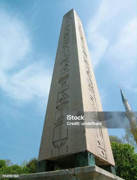 이스탄불의 술탄 아흐메트 광장에 있는 테오도시우스 고 대 이집트 오벨리스크의 낮은 각도 보기 Byzantine에 대한 스톡 사진 및 기타 이미지 Istock