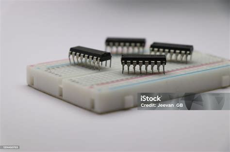 브레드 보드에 통합 된 칩 이나 Ic 칩 Dc 모터 및 스테퍼 모터를 제어하는 드라이버 Ic 반도체에 대한 스톡 사진 및 기타