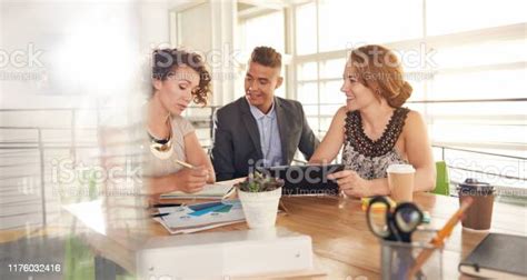 회의 중 태블릿을 사용하는 3 명의 성공적인 비즈니스 사람들의 이미지 모임에 대한 스톡 사진 및 기타 이미지 모임 20