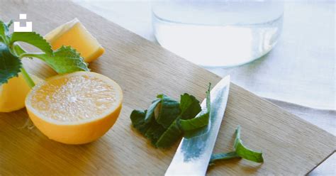 얇게 썬 오렌지 옆에 우유 한 잔과 우유 한 잔 사진 Unsplash의 무료 라트비아 이미지