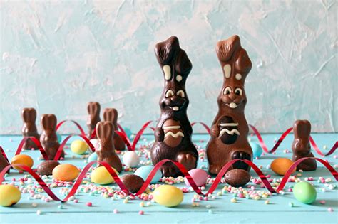 맛 있는 초콜릿 부활절 달걀 토끼 꽃과 밝은 배경에 달콤한 0명에 대한 스톡 사진 및 기타 이미지 0명 3월 4월 Istock