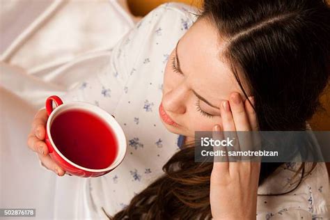 아시아판 코카서스인 여자 만화 독감 및 발열 술마시기 티 2015년에 대한 스톡 사진 및 기타 이미지 2015년 감기와 독감 건강관리와 의술 Istock