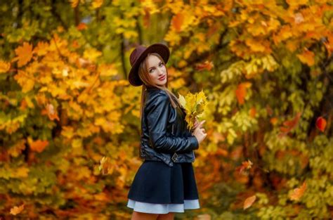 배경 화면 여자들 모델 갈색 머리의 긴 머리 Women With Hats 모자 뷰어를보고 웃고있는 빨간 립스틱 분열 벌거 벗은 어깨 지퍼 검은 옷