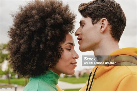 야외에서 부드러운 순간을 보내는 다인종 커플 여자 얼굴에 소프트 포커스 20 24세에 대한 스톡 사진 및 기타 이미지 20 24세 2명 Z세대 Istock