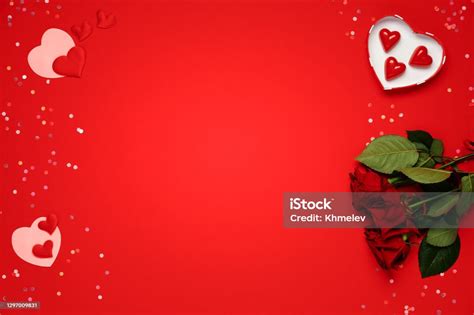 발렌타인 데이 장미 하트 모양 빨간 배경에 초콜릿 사탕의 무리 개념에 대한 스톡 사진 및 기타 이미지 개념 개인 장식품