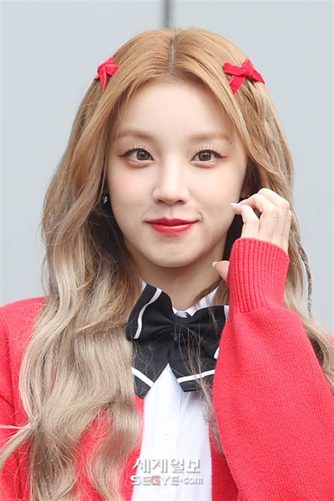 포토 여자아이들 우기 깜찍한 빨간 리본 세계일보