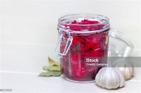 발효 된 붉은 양배추는 유리 항아리에 있습니다 향신료를 곁들인 소금에 절인 양배추 복사 공간이 있는 수평 방향입니다 빨간색 양배추에 대한 스톡 사진 및 기타 이미지 Istock