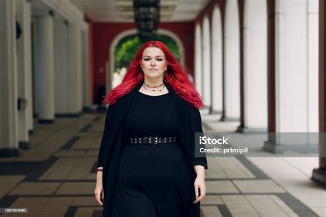 유럽 플러스 크기 여자 젊은 빨간 분홍색 머리 몸 긍정적 인 소녀 과체중에 대한 스톡 사진 및 기타 이미지 과체중 한 명의 여자만 성소수자 Istock