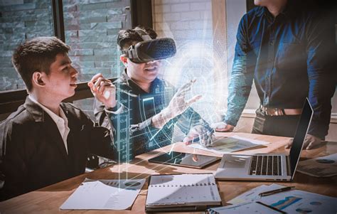 아시아 실업가 착용 하는 가상 현실입니다 Vr 기술 미래에 책상에 대 낮에 회의에서 가상현실에 대한 스톡 사진 및 기타 이미지 가상현실 개념 개발 Istock