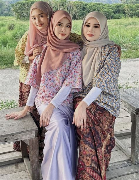 Pin By Syafiq On Awek In 2025 Batik Fashion Flight Attendant Fashion