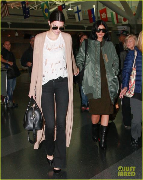 Kendall Kylie Jenner Hold Hands While Landing In New York City Photo Photo Gallery
