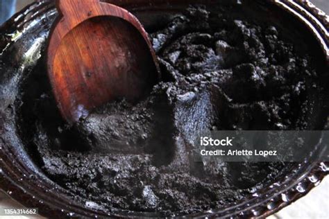 빨간 두더지의 준비 모든 통합 재료와 난로의 불에 거대한 나무 숟가락과 점토 냄비에 전형적인 멕시코 요리 몰레 소스에 대한 스톡 사진 및 기타 이미지 Istock