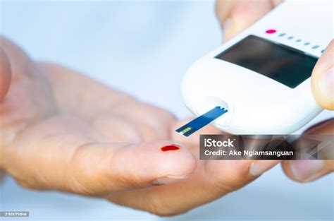 한 남성이 손가락에 피를 뽑아 디지털 혈당 측정기로 당뇨병 고혈당 수치를 확인합니다 건강 관리 및 의료 개념 개성 개념에 대한 스톡 사진 및 기타 이미지 Istock