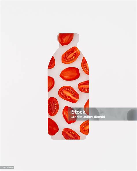 흰색 배경에 병 모양의 틈을 통해 볼 수 있는 신선한 빨간 토마토 최소한의 토마토 음료 주스 소스 또는 케첩 컨셉 플랫 레이