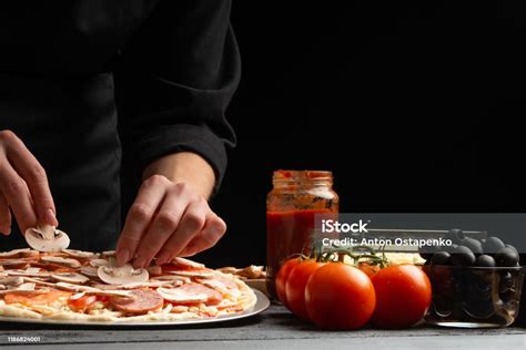 요리사는 피자를 요리하고 신선한 버섯을 재료로 배경에 뿌배합니다 레시피 책 메뉴 가정 요리 갈기갈기 찢어진에 대한 스톡 사진 및 기타 이미지 Istock