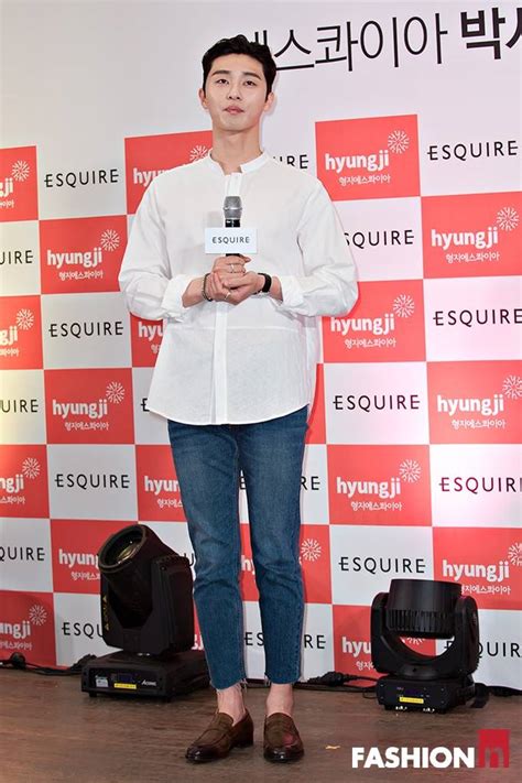 패션엔 [패션엔 포토] 박서준 달달한 키스 팬서비스 쑥스러워요