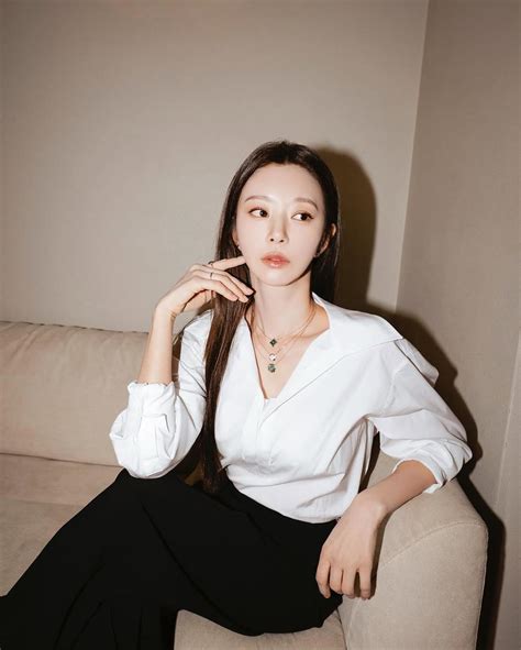 이주빈 심플한 모노톤 룩에 골드 포인트 디테일이 살아 있는 미니멀 스타일링