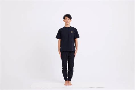 【きついけど1分で効く】体幹に効かせて”浮き輪肉”を撃退「片脚立ちのツイスト」 ヨガジャーナルオンライン