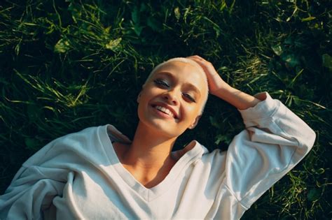 Premium Photo Millenial Young Woman Blonde Short Hair Outdoor Smiling