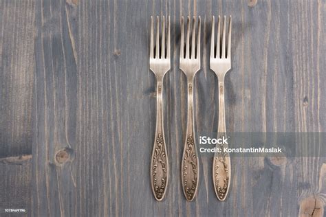 푸른 나무 질감 배경 3 실버 포크의 아주 오래 된 녹슨 빈티지 세트 닫습니다 그리고 상위 보기 고대의에 대한 스톡 사진 및 기타 이미지 Istock