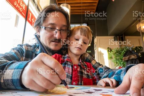 카페에서 연필로 그림을 그리는 아버지와 함께 아이의 초상화 2명에 대한 스톡 사진 및 기타 이미지 2명 가족 개발 Istock